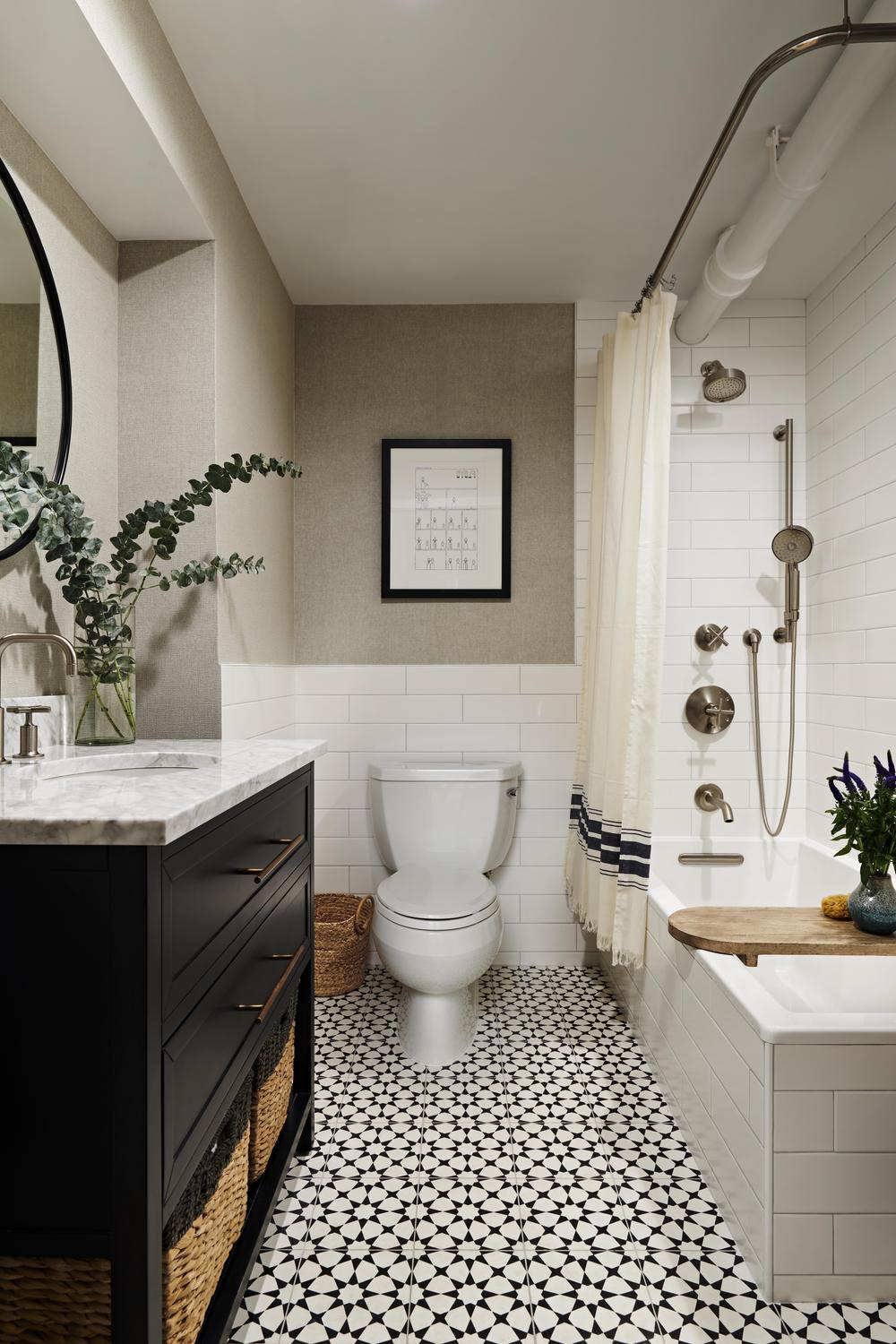 20 Black and White Bathroom Floor Designs to Inspire Your Next Renovation