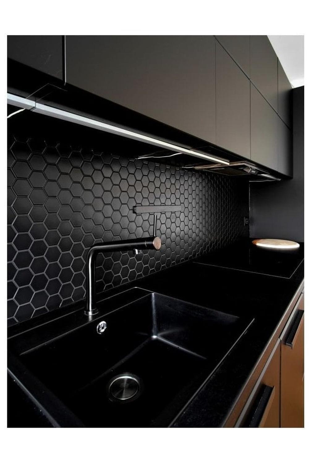 23 Chic Ways to Use Black Hexagon Tiles for a Home Decor Makeover