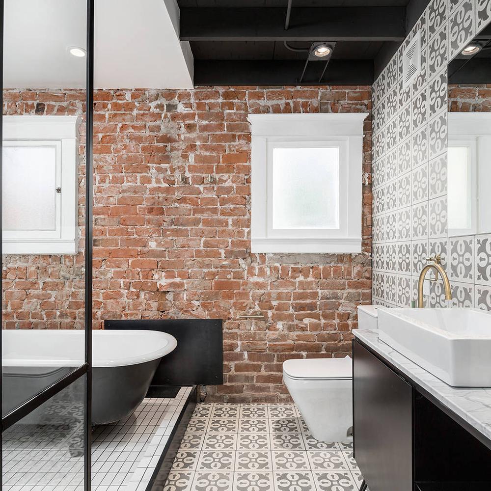 19 Exposed Brick Tile Bathroom Designs to Inspire Your Next Renovation