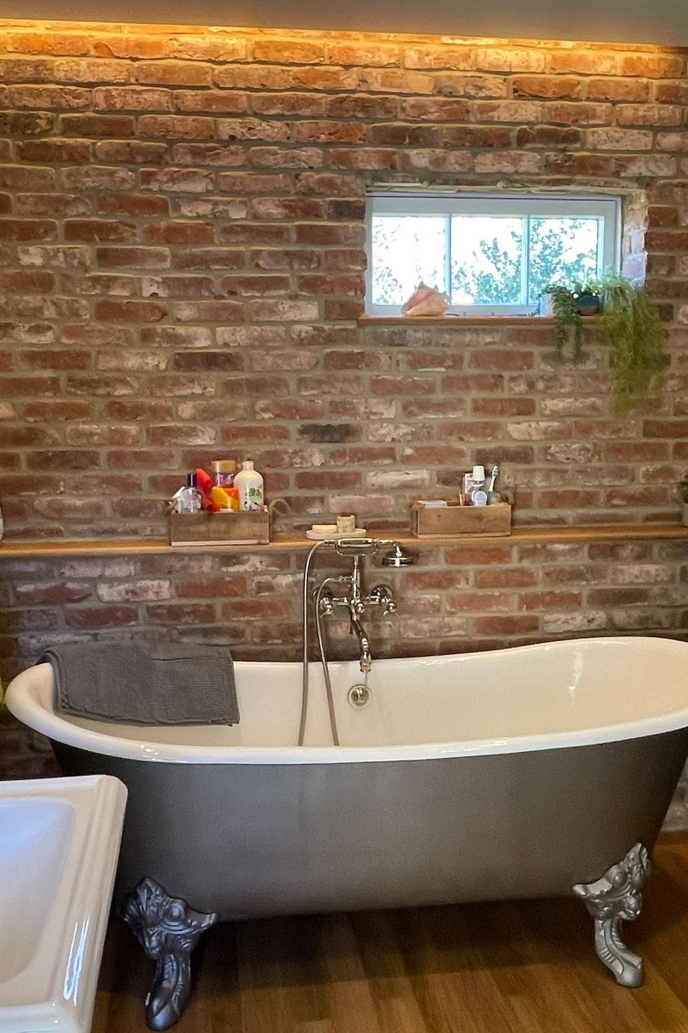 19 Exposed Brick Tile Bathroom Designs to Inspire Your Next Renovation