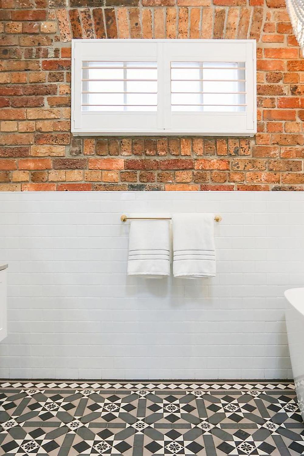 19 Exposed Brick Tile Bathroom Designs to Inspire Your Next Renovation