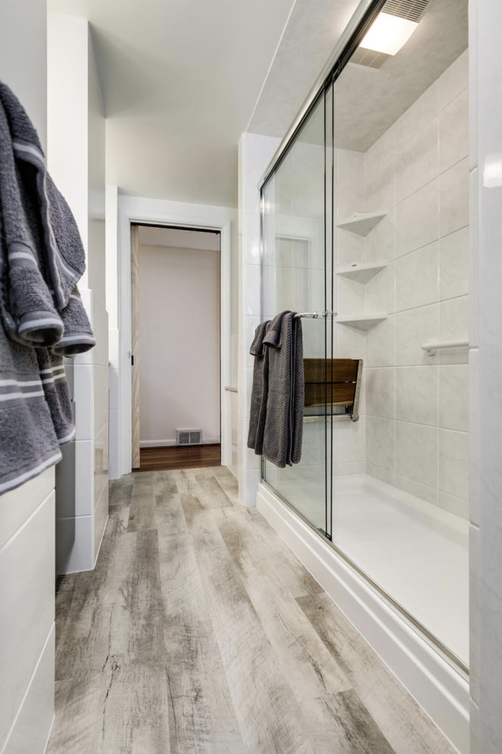14 Inspiring Long Narrow Bathroom Ideas to Maximize Space and Style
