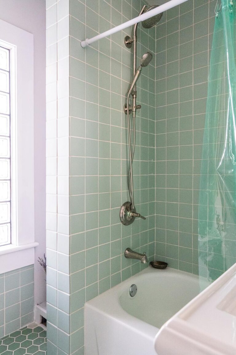 21 Bathroom Tile Combinations & Color Schemes to Inspire Your Next Remodel