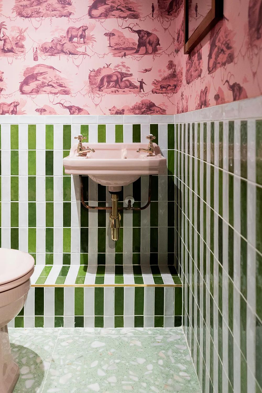 22 Striped Tile Bathroom Designs You’ll Want to Copy