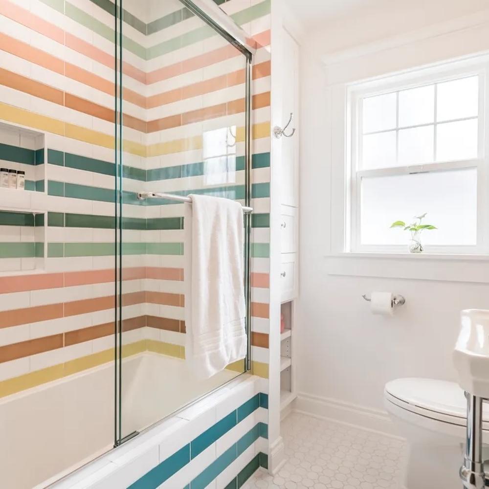 22 Striped Tile Bathroom Designs You’ll Want to Copy