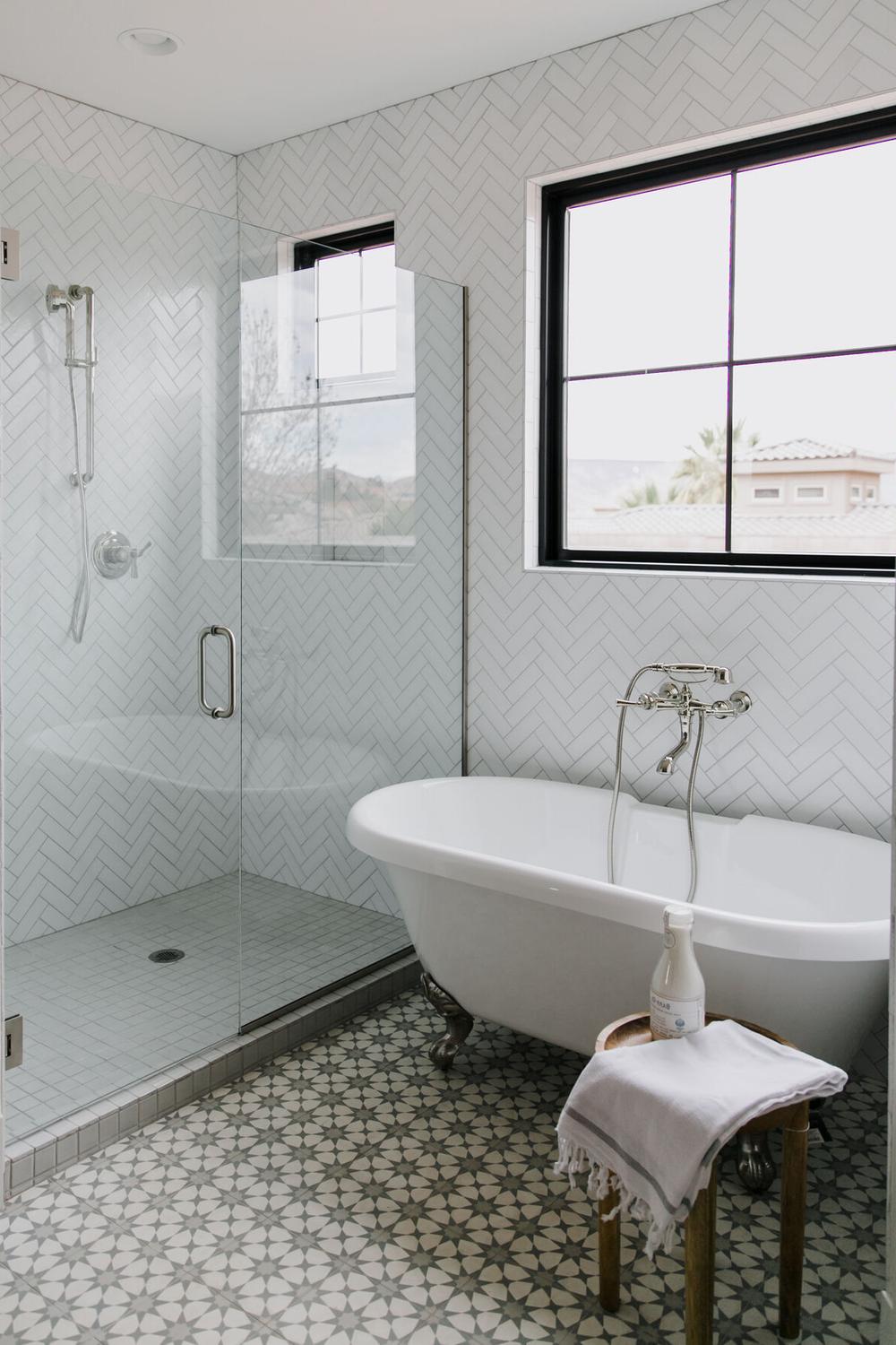 22 White Herringbone Tile Bathroom Designs You’ll Love