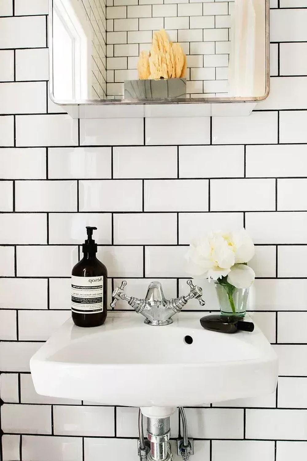 23 White Tile Bathroom Ideas with Grey Grout That Wow!